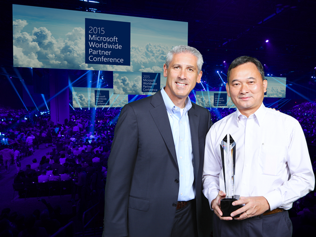 Chairman Ngo Vi Dong represented HPT to receive award Microsoft Country Partner of the Year 2015